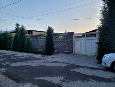 Участка сотилади 8 сотих 6 хона. яшаш учун барча шароит бор.