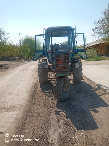 MTZ 80 traktori sotiladi