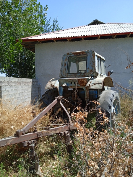 Belarus traktor sotiladi