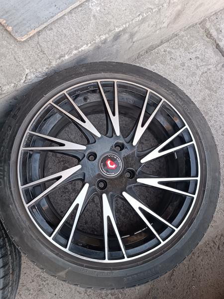Vossen R 17 diska balon 4/114 xolati ortacha  qayilgan joylari bor