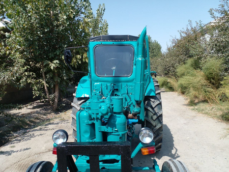 T40 traktor sotiladi