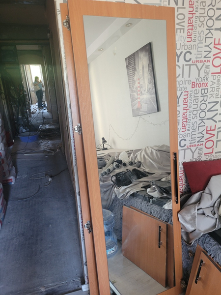 Шкаф в прихожую с полками и зеркальными дверцами