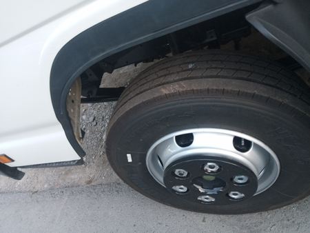 Aftobusni isuzu qikingan