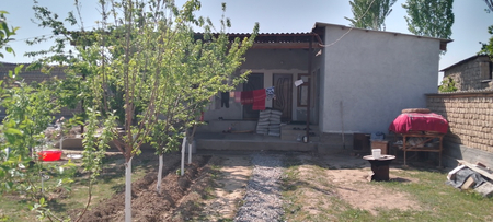 Ховли уй сотилади 3 хонали  6 сотих