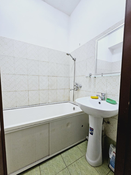 Sergeli 6à 2 metro beka 3xona sotiladi