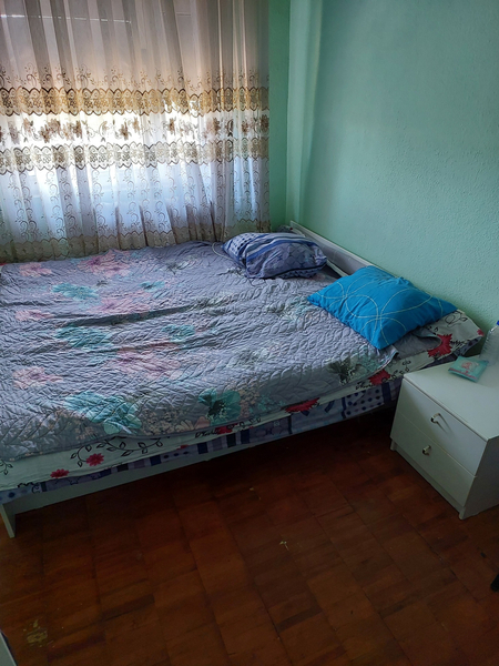 Двуспальная кровать ,2 тумбочки и трюмо