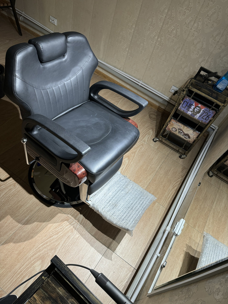 Kreslo Barber shop yengi xolat srochna sotiladi