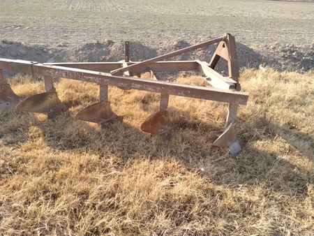Traktor sotiladi