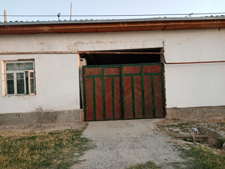 ЗА городом дом продаётся, 3. 7 сотих, 6 комнота, баня и кухня отдельно