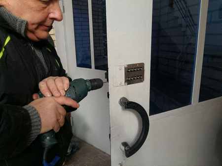 Установка замка кодового  на двери.