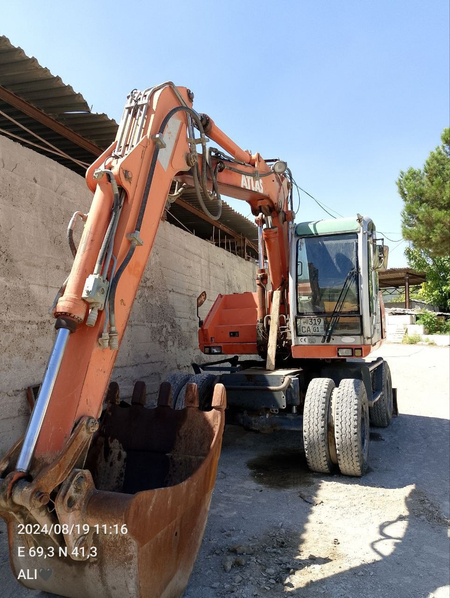 Ekskavator atlas srochna sotiladi