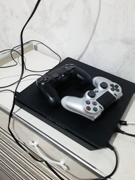 Playstation 4 slim