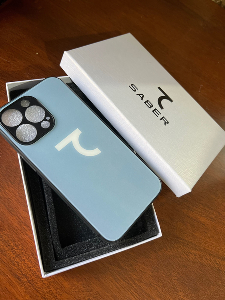 I phone 13 pro korpusi Saber logotibli, moviy rangda