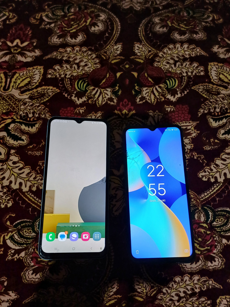 2 ta telefon sotiladi