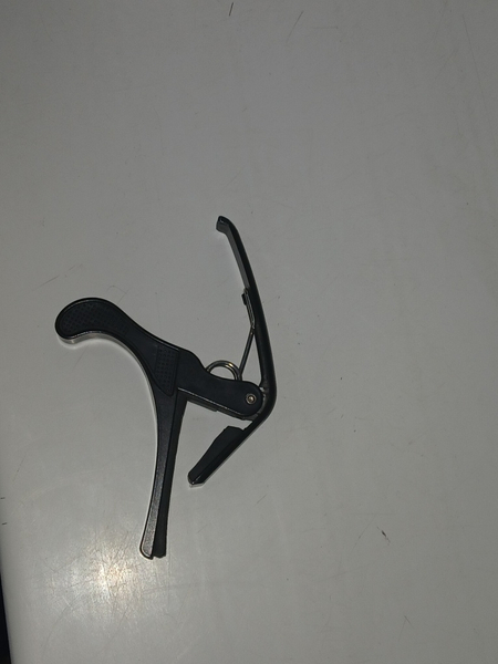 Gitara holati ideal narxi kelishamiz hech qayeri qirilmagan