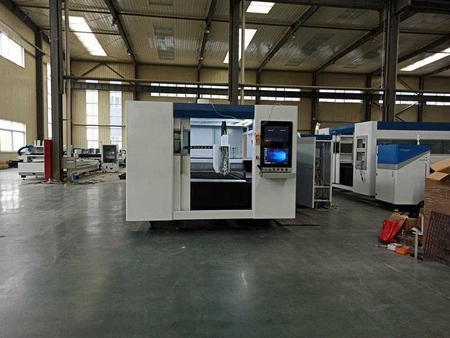 UMPROTECH 1530B Оптоволоконный станок лазерной резки металла 6000W