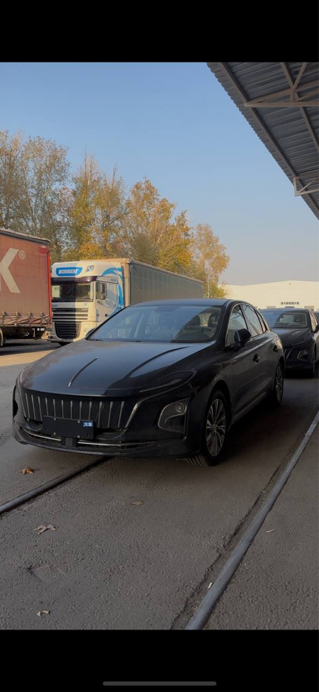 Hongqi e-qm5 500 km qora polik zaradkasi bor