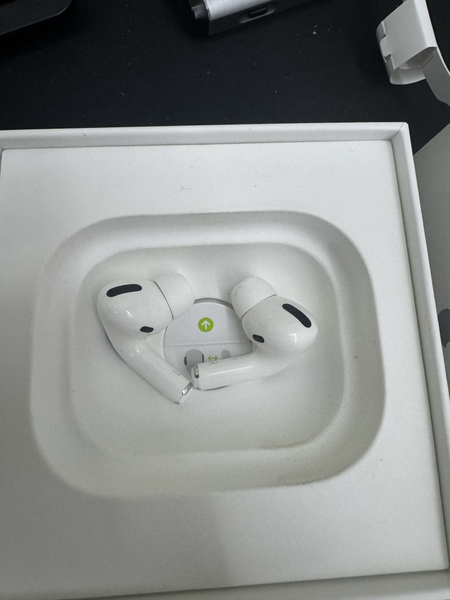 Продаются оригинальные Airpods pro наушники без зарядного кейса
