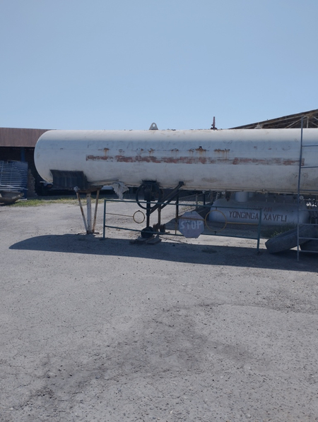 Прицеп газовоз семь тонн.
