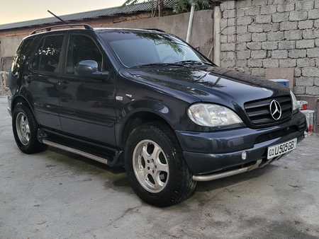 Срочно продаётся автомобиль Mercedes Benz ML-320 (Американка)