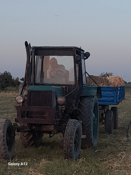 Traktor sotiladi tirkamasi bilan