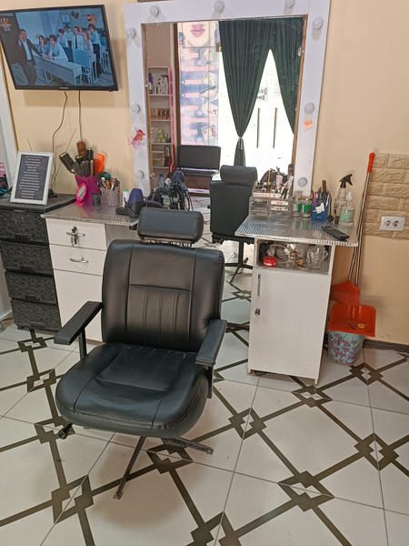 Salon jihozlari sotiladi.