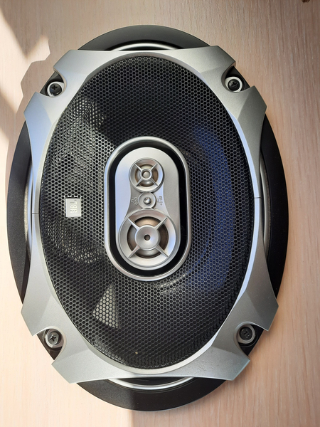 Продаю колонки JBL.