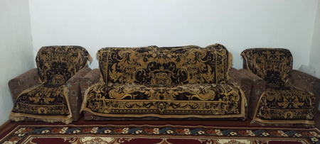 Divan ustidagi bilan