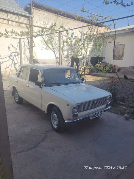 Vaz 2101 sotiladi