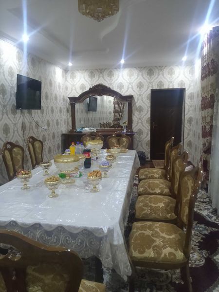 8 xonali Hovli sotiladi