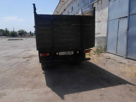 Yengil yuk mashinasi UAZ3303 sotiladi