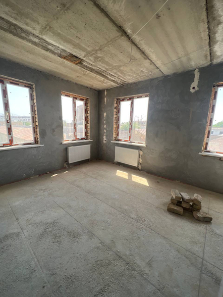 Продается большая и почти готовая 5-ти комнатная квартира.