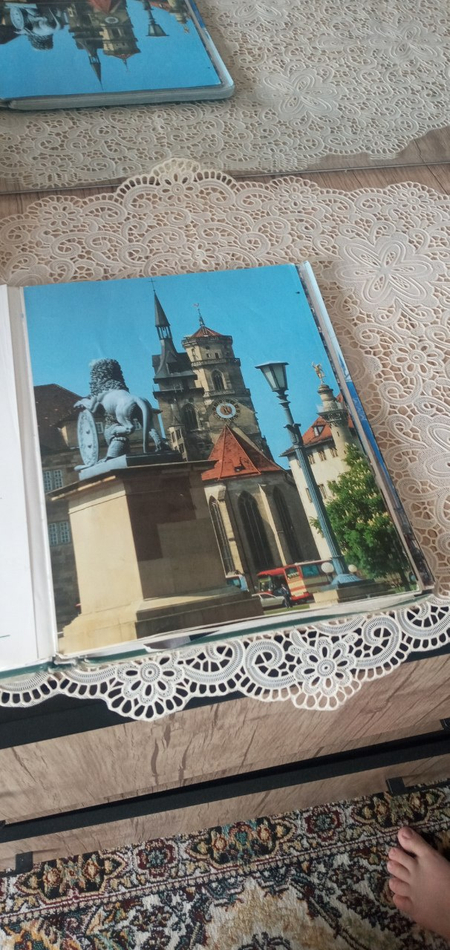 Продаётся старые книги каждая одна книга миллион сум