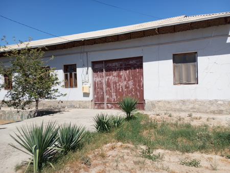 Hovli uy sotiladi