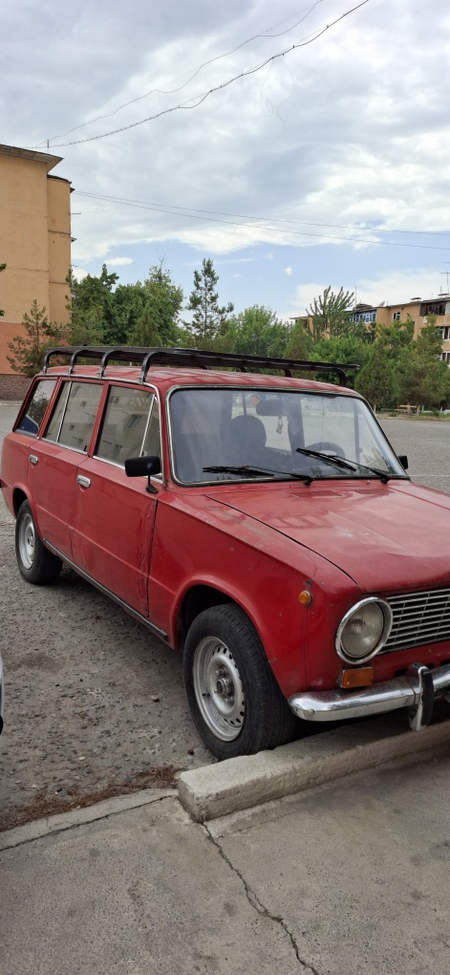 Vaz 2102 sotiladi