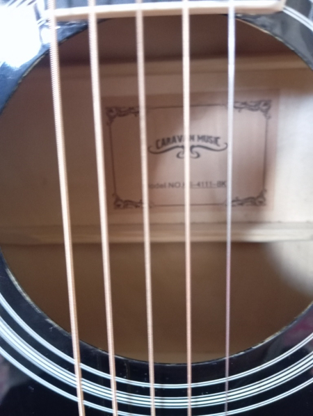 Gitara soltiladi akustik