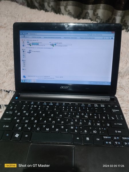 Acer Net book sotiladi xolati yaxshi.