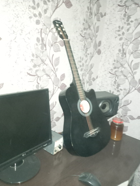 Gitara akustika sotiladi