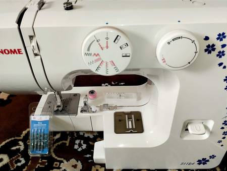 Продам машинку швейную Janome