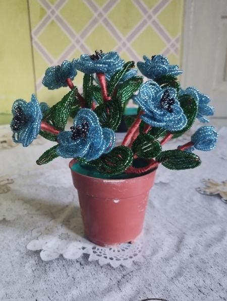 Голубые розочки из бисера