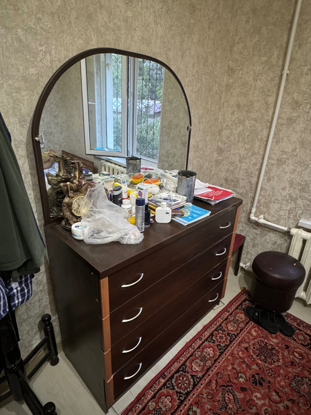 Комод и вещевой шкаф