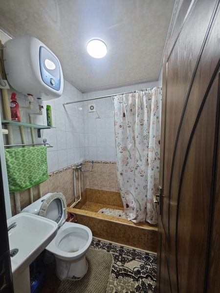 Срочно продаётся 2-3 комнатная квартира на 1 этаже 4 этажного дома