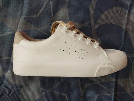 Фирменные женские кроссовки фирмы Bershka