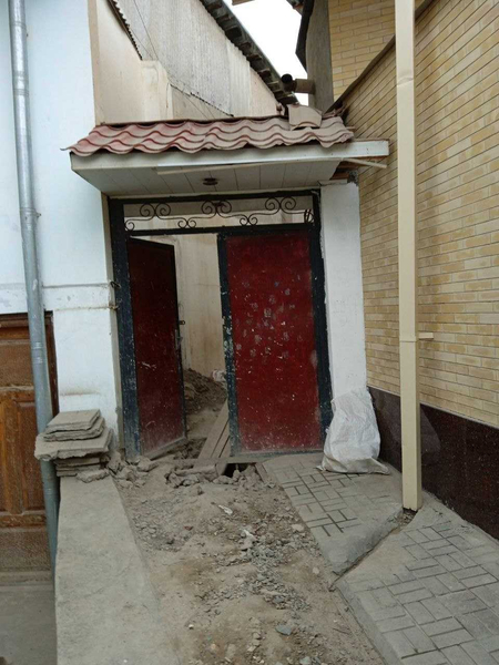 Limanadniy ko'chasida zudik bilan hovli sotiladi!