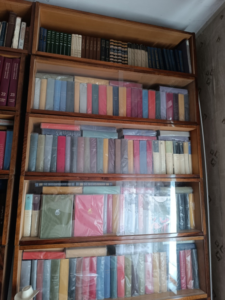 продаем книжную библиотеку.