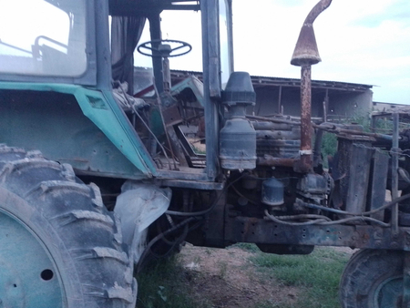 Ttz 80 traktor sotiladi.