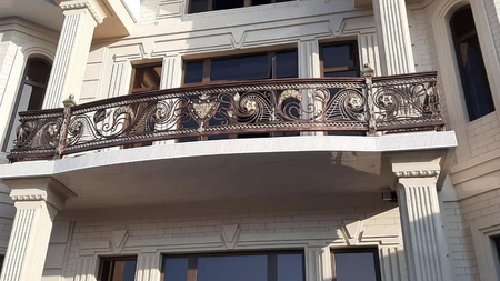 Дарвоза, решётка, перилалар ва козероглар