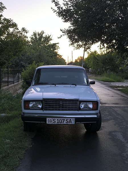 Vaz 2107 sotiladi