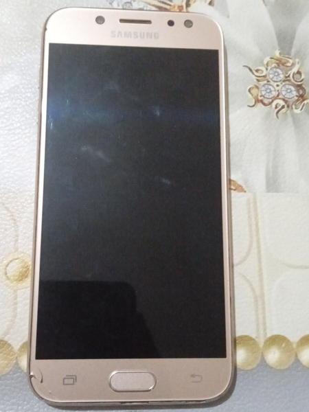 Sm-j530 16 gb obmen bor ekranning paski qismida sal singan joyi bor
