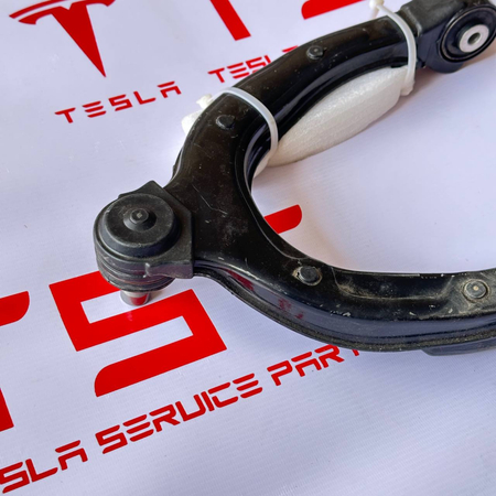В наличии верхний рычаг для Tesla Model 3.